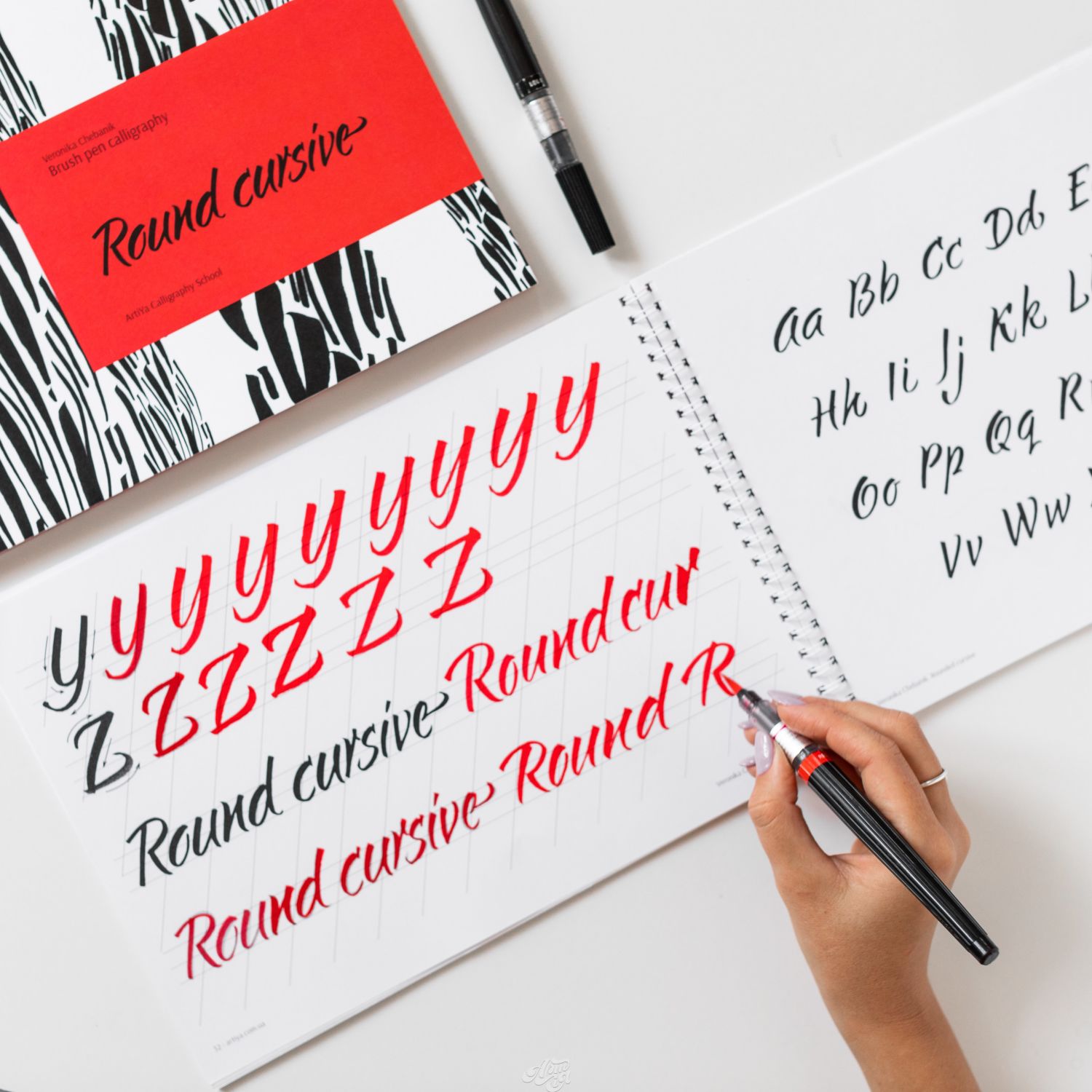 Комплект «Прописи по каллиграфии брашпеном в разных стилях» + Pentel ...